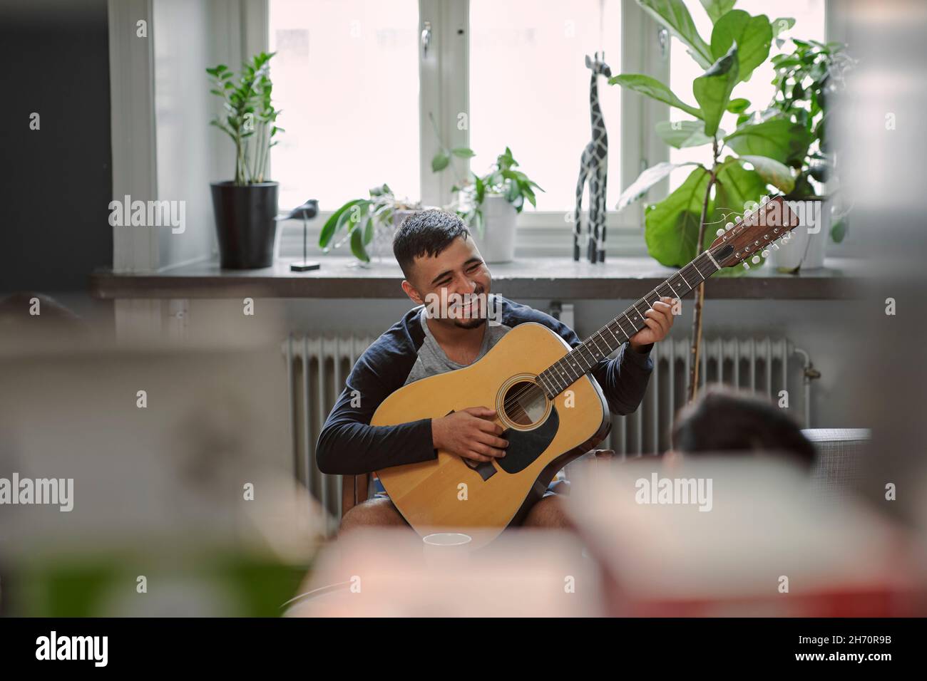 Parlor guitar hi-res stock photography and images - Alamy