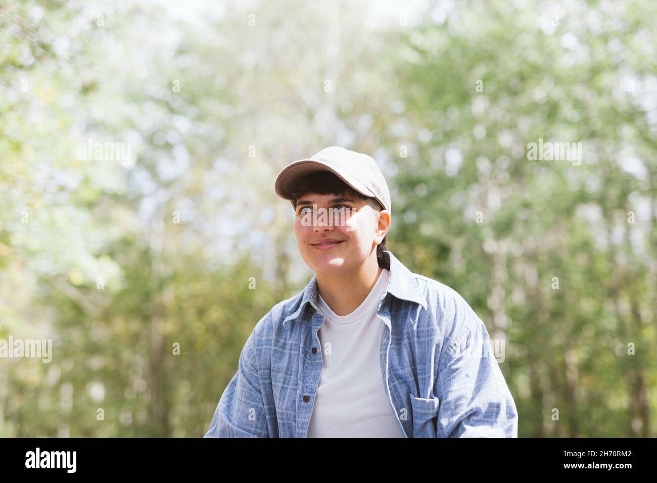 Wearing baseball cap hi-res stock photography and images - Alamy