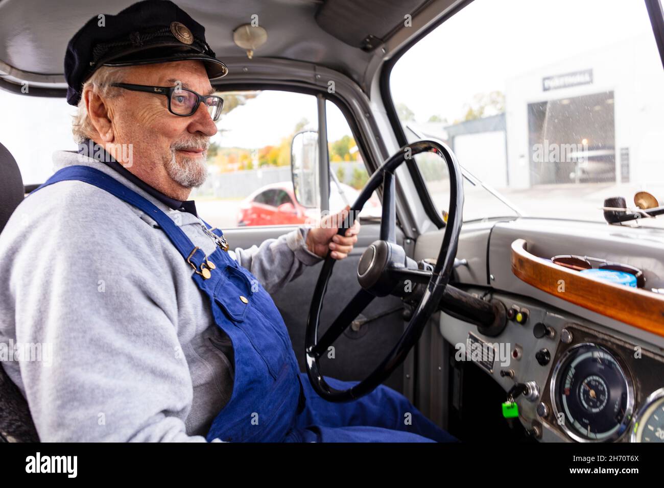 Senior man in vintage car Stock Photo - Alamy