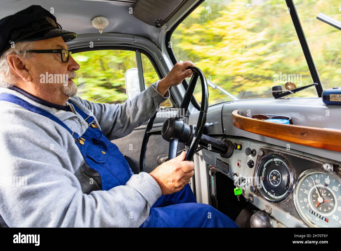 Senior man in vintage car Stock Photo - Alamy