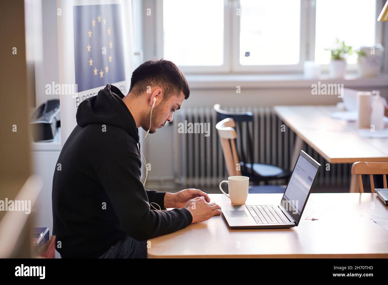 Young people computer course hi-res stock photography and images - Alamy