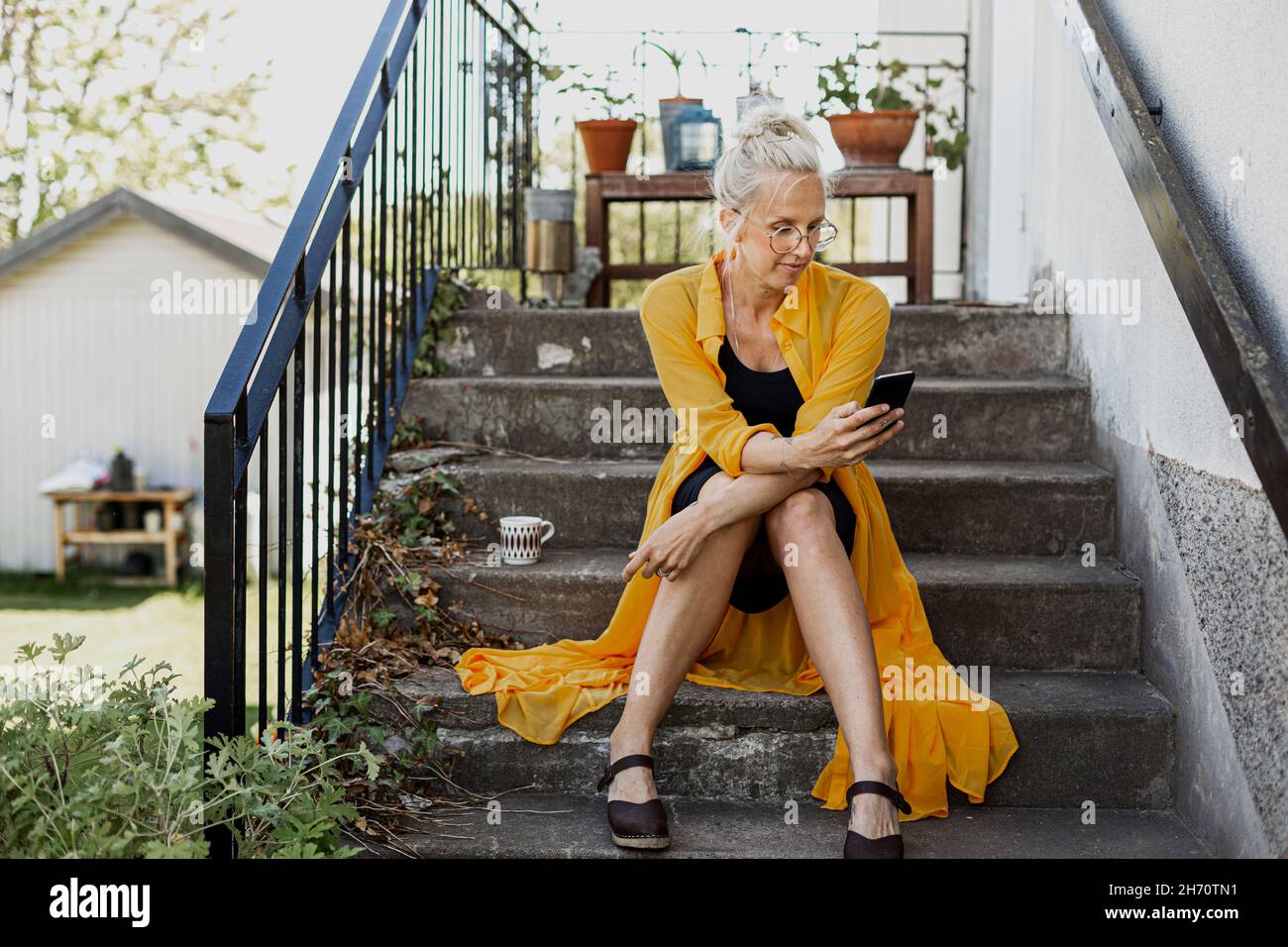 Black people sitting on step hi-res stock photography and images - Alamy