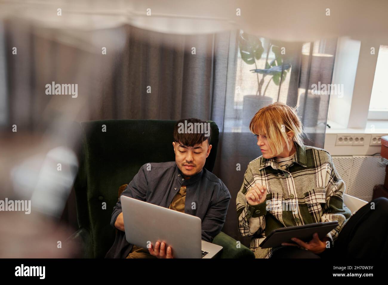 Office colleagues collaborate hi-res stock photography and images - Alamy