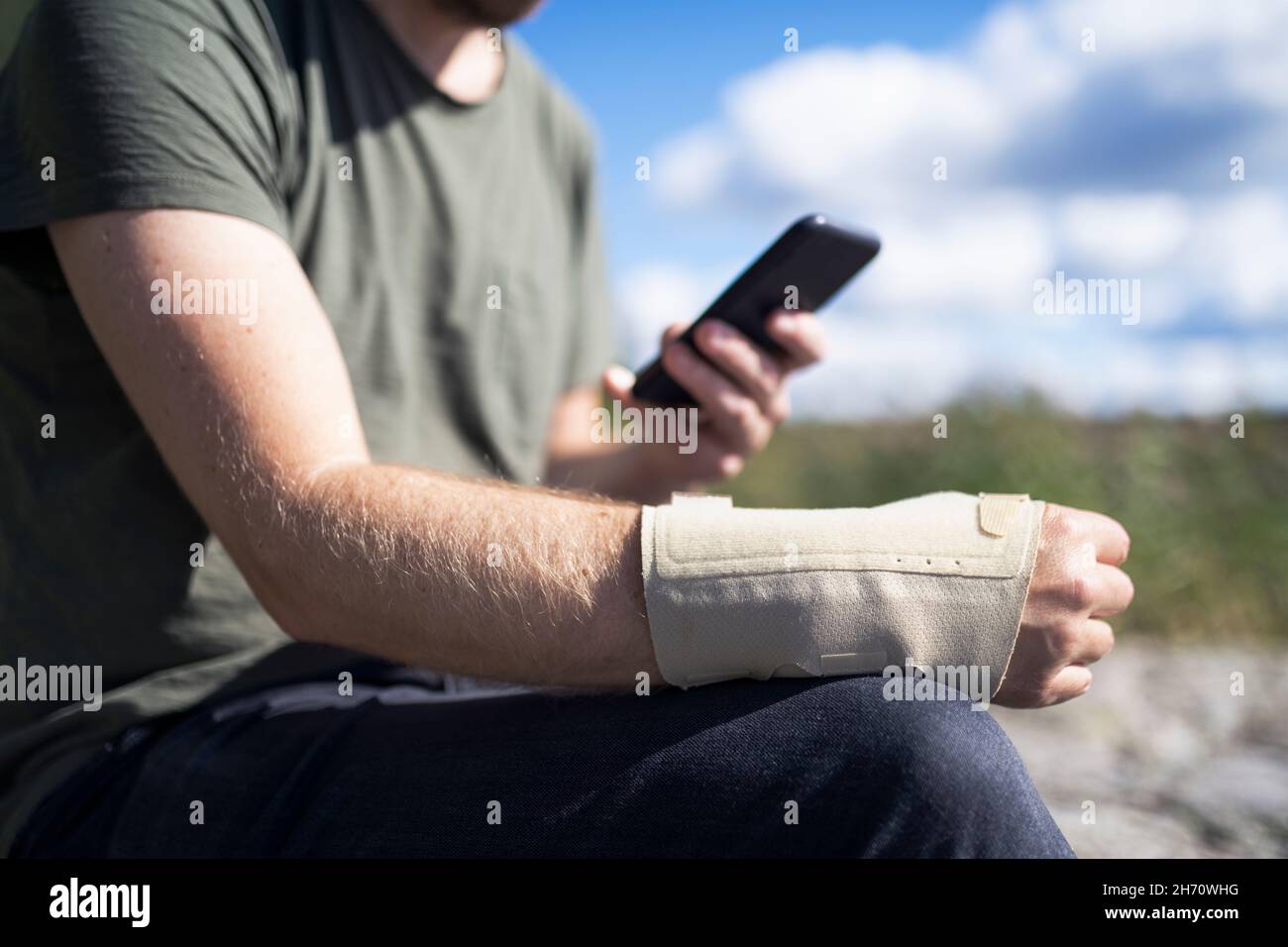 Person injured phone hi-res stock photography and images - Alamy