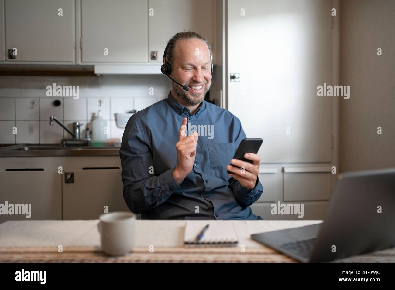 Work place body language hi-res stock photography and images - Alamy