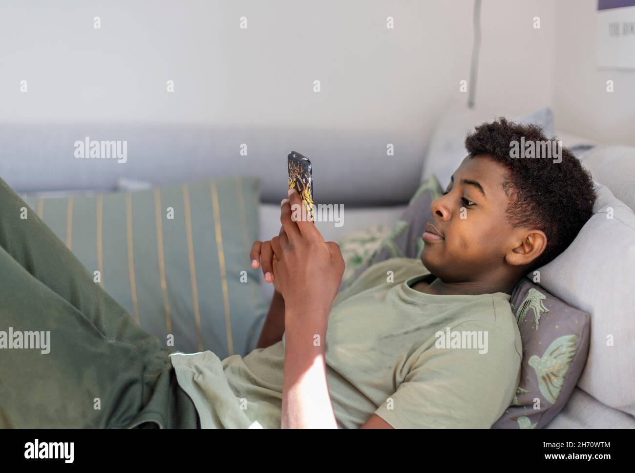 Teen boy with mobile phone hi-res stock photography and images - Alamy