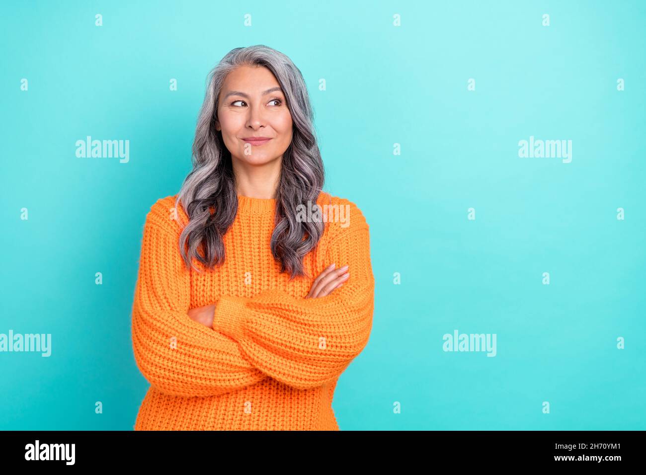 Portrait of attractive cheery grey-haired woman folded arms thinking ...