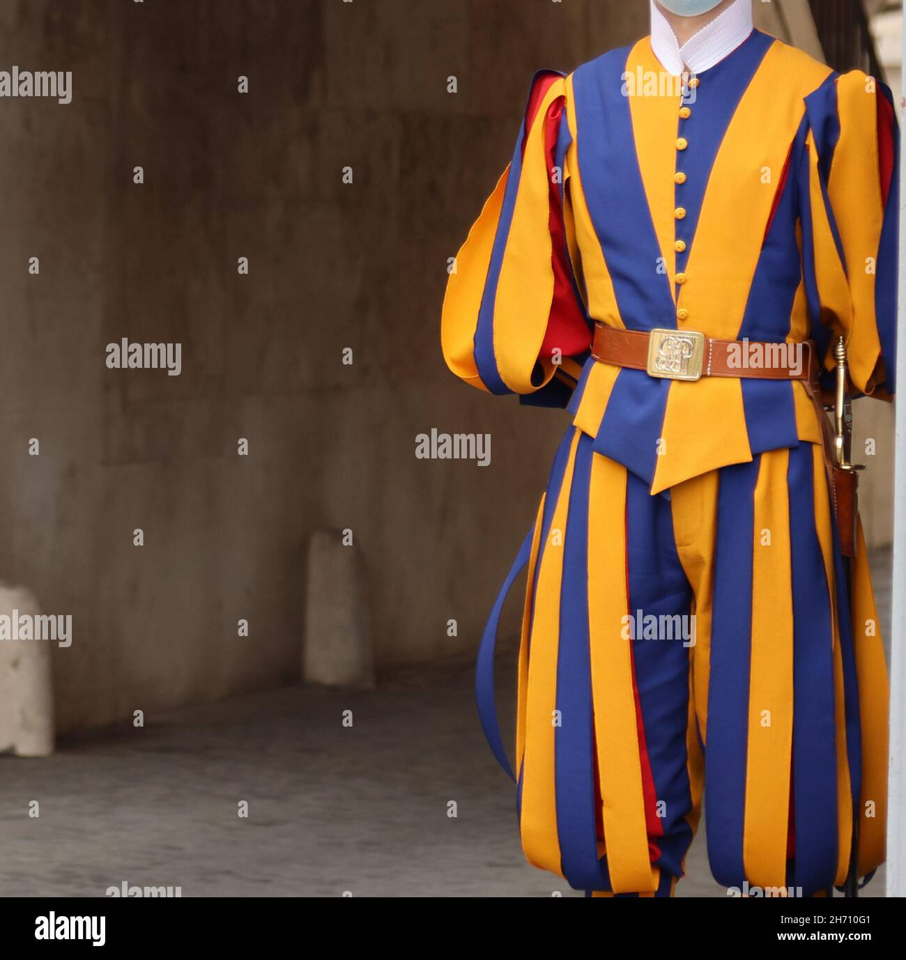 The uniform of the Swiss Guards at the Vatican, Rome, Italy Stock Photo ...