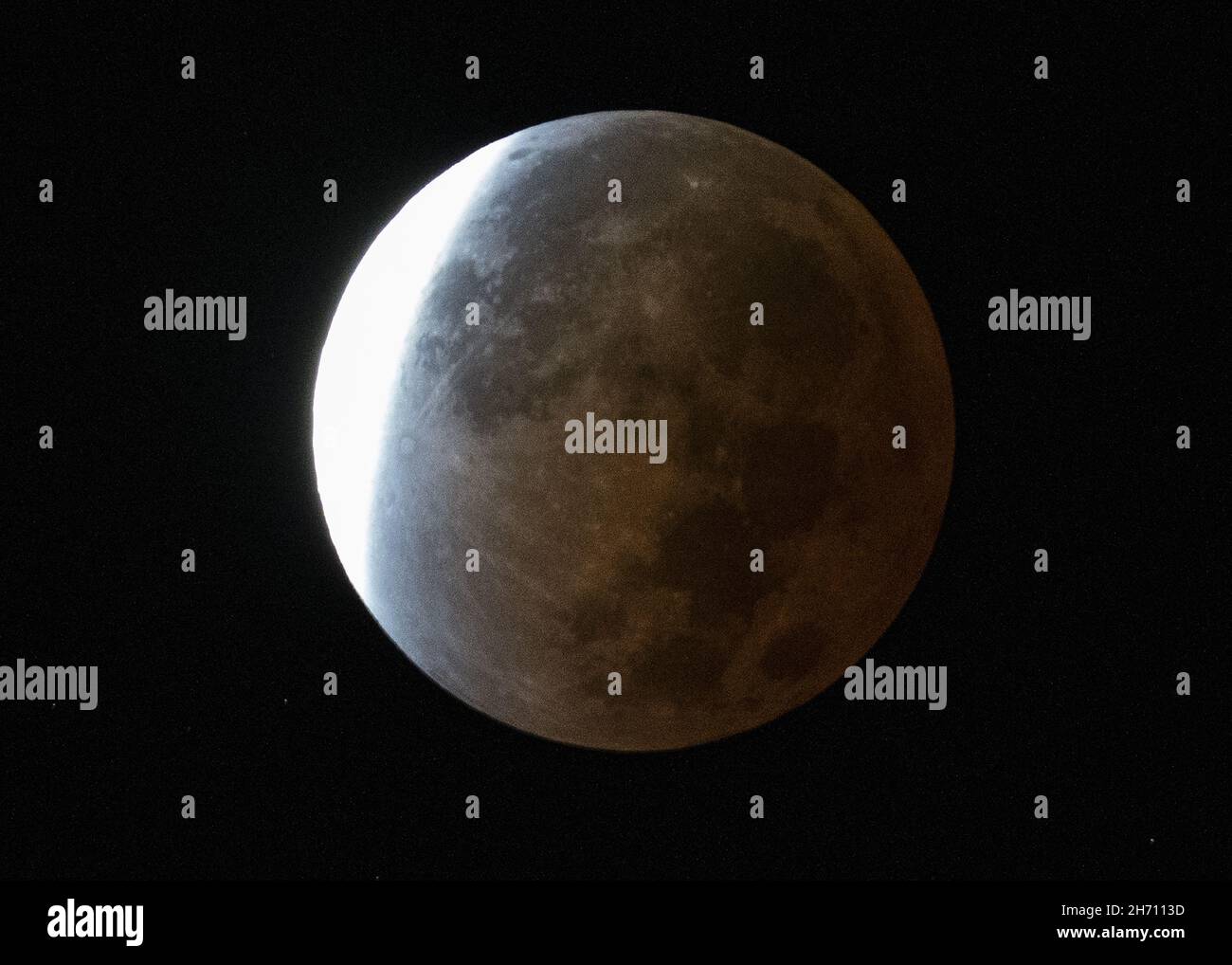 Washington, United States. 19th Nov, 2021. The Earth casts its shadow ...