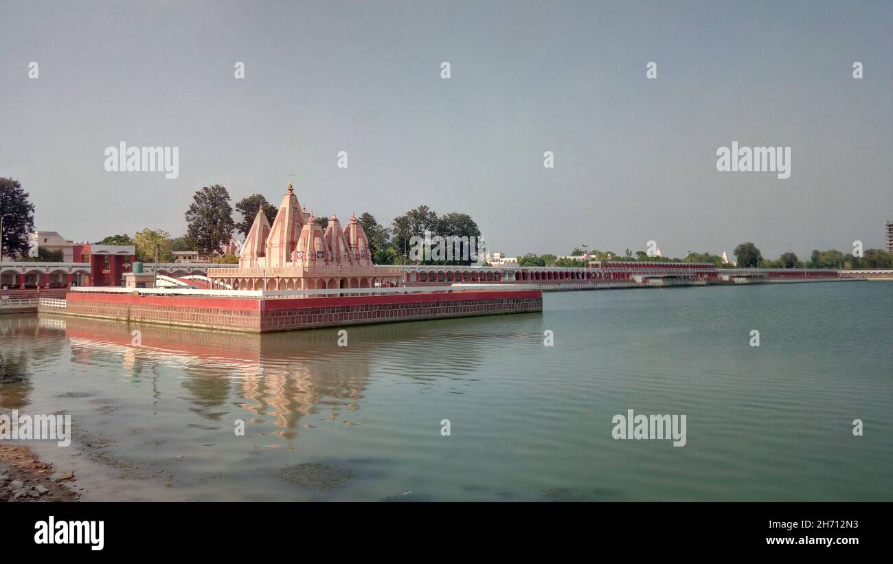 Sarveshwar Mahadev Temple at Brahma Sarovar inr, Kurukshetra, Haryana ...