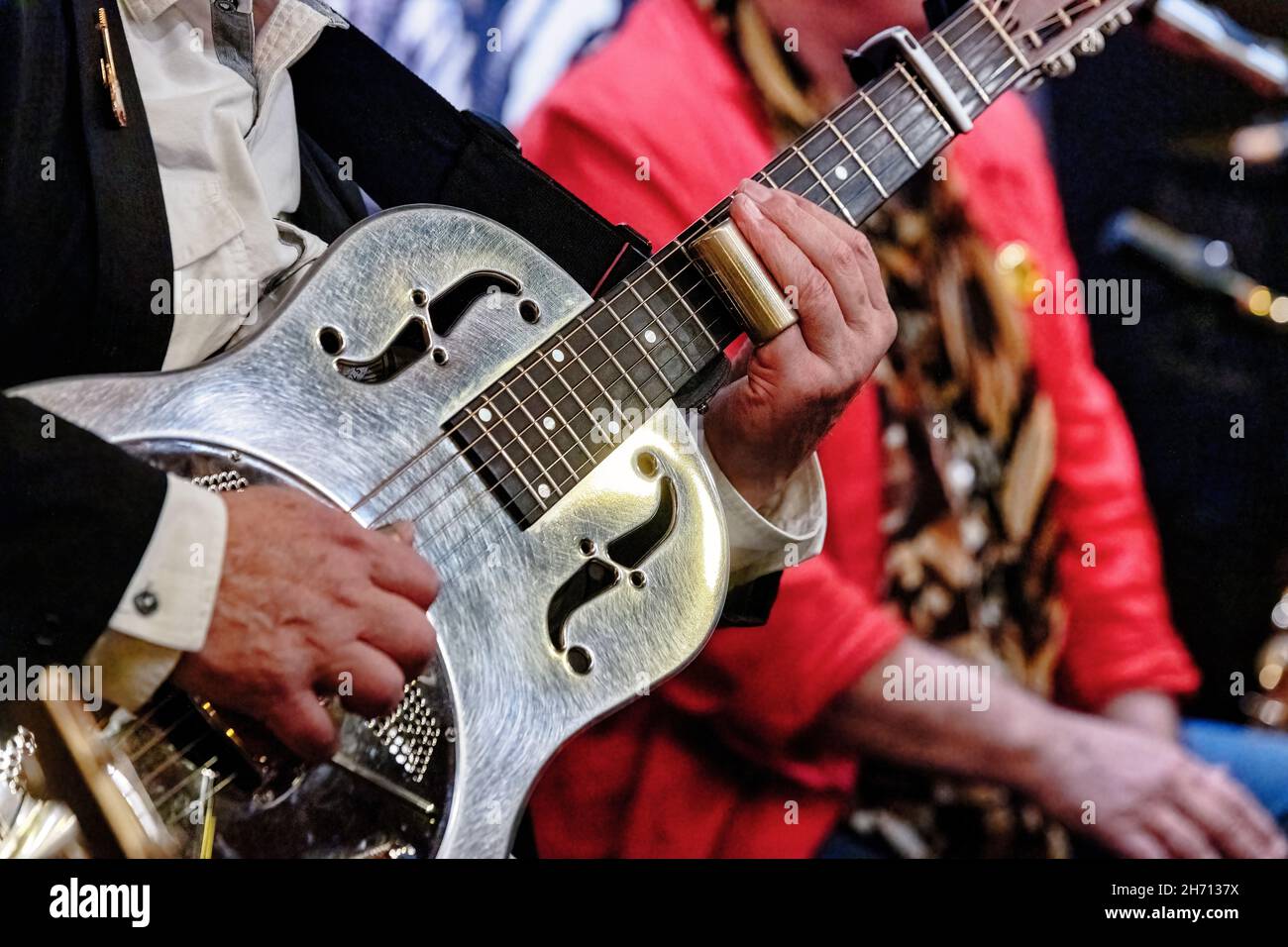Dobro spieler hi-res stock photography and images - Alamy