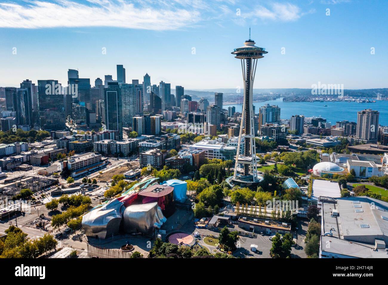 Drone over the seattle skyline hi-res stock photography and images - Alamy