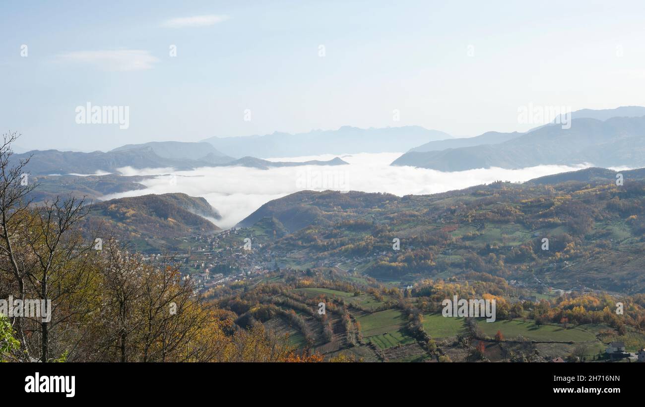 Prozor rama hi-res stock photography and images - Alamy