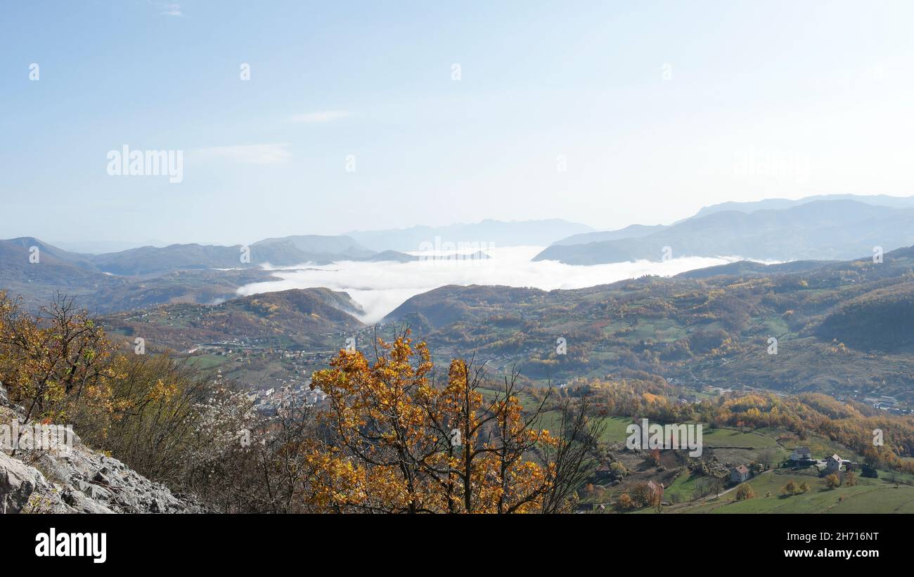 Prozor rama hi-res stock photography and images - Alamy