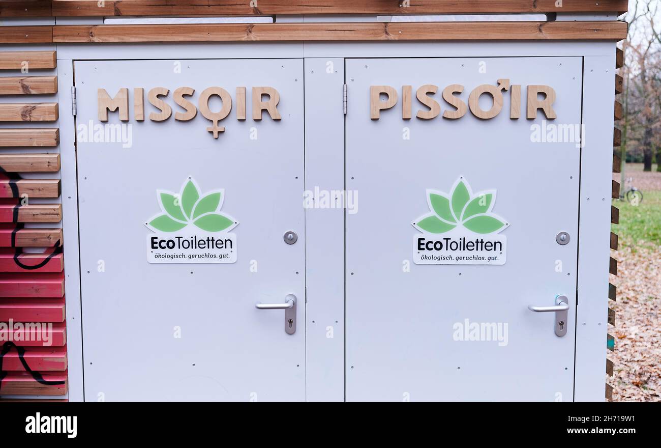 Berlin, Germany. 19th Nov, 2021. "Missoir" and "Pissor" is written on a ...