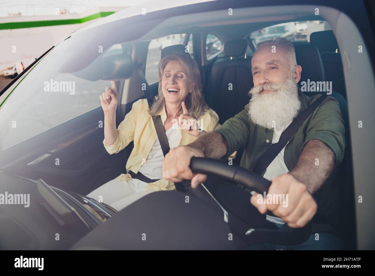 Elderly couple by car in car park hi-res stock photography and images ...