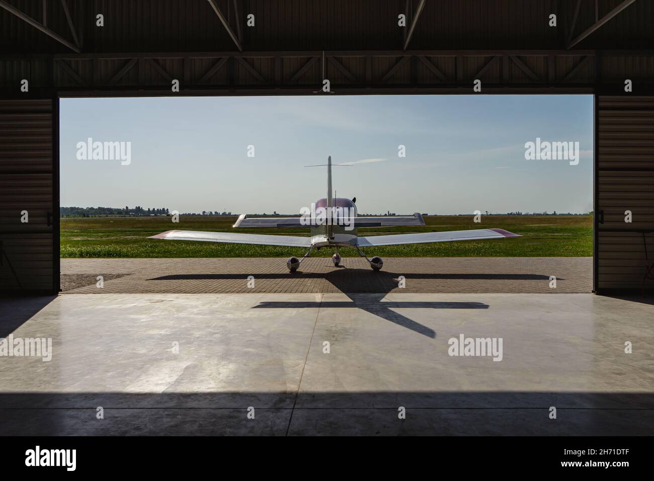 Back view jet engine hi-res stock photography and images - Alamy