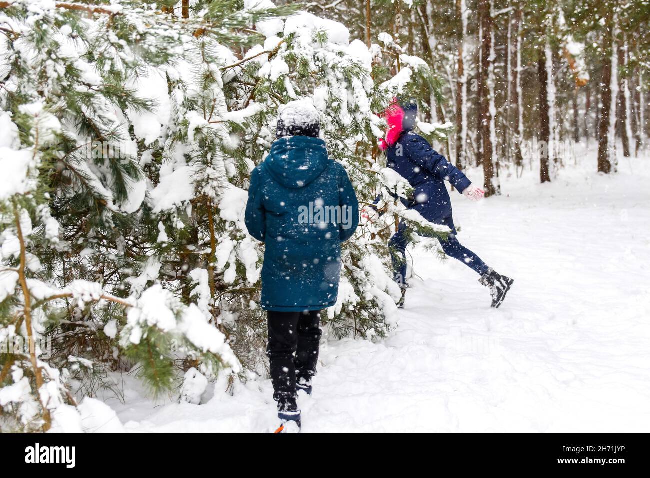 Snowball fight children hi-res stock photography and images - Alamy