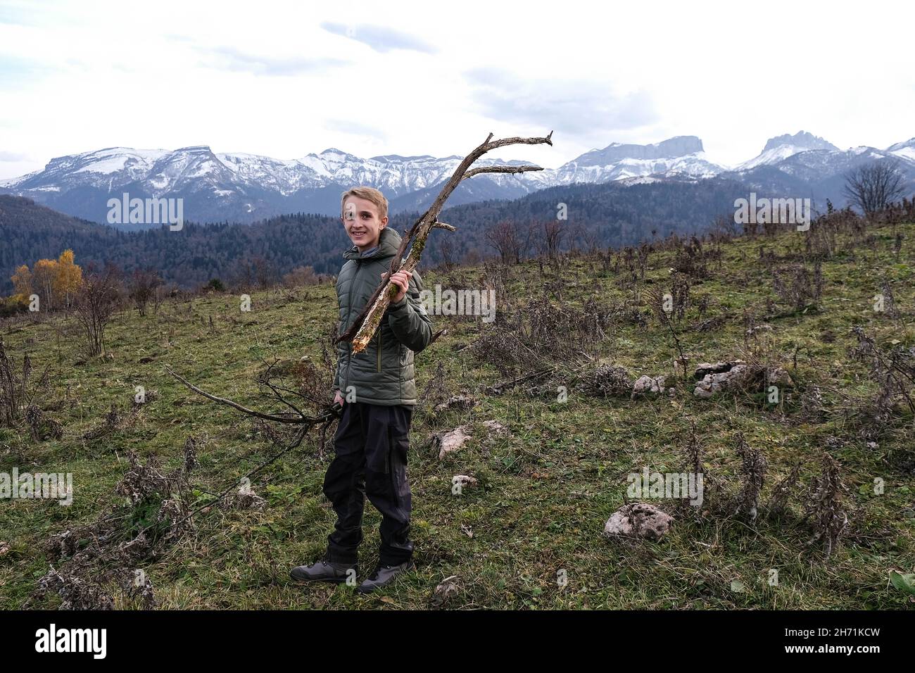 Homeless teen boy hi-res stock photography and images - Alamy