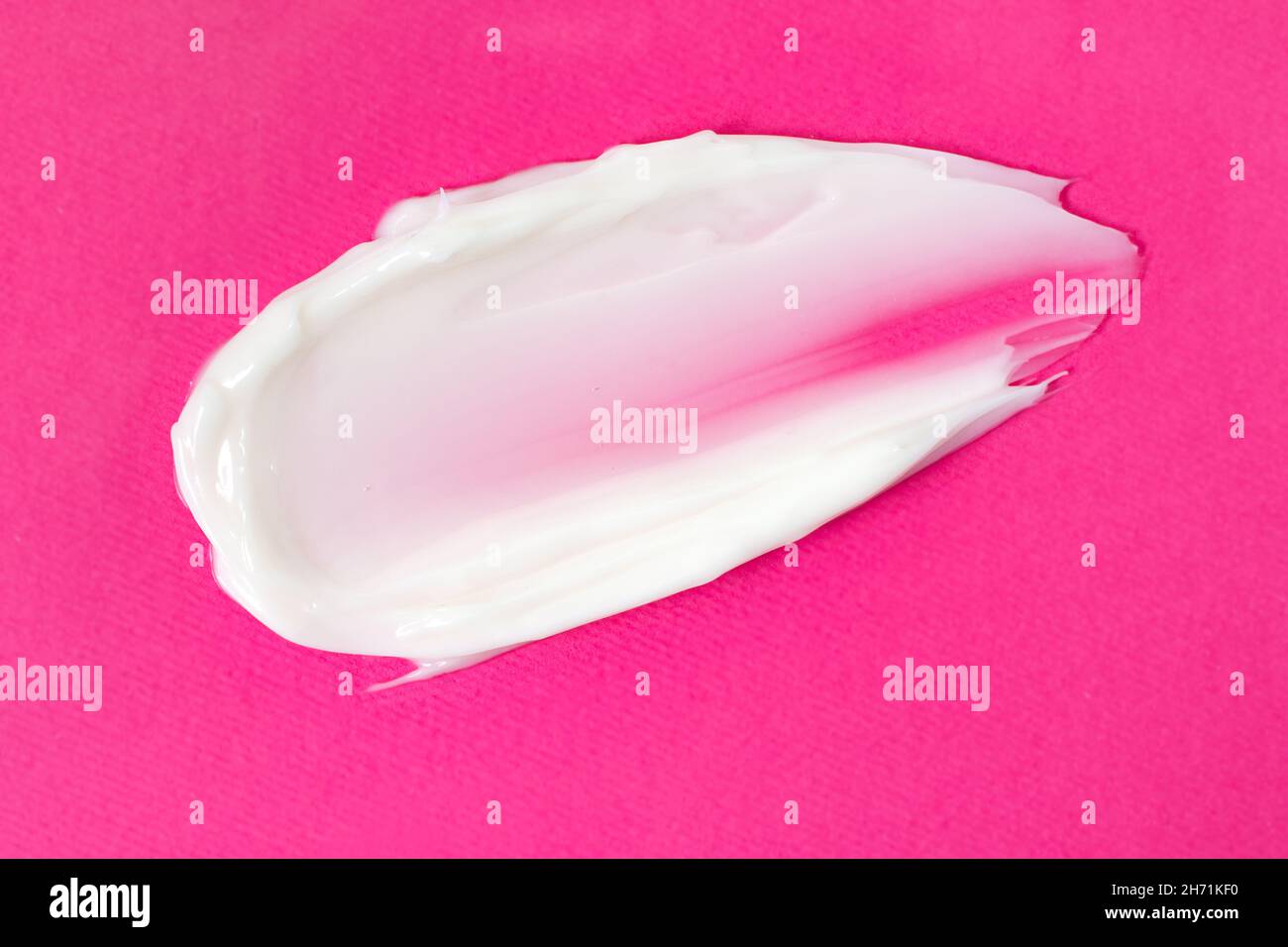 Swatch of white cream on the pink background Stock Photo - Alamy
