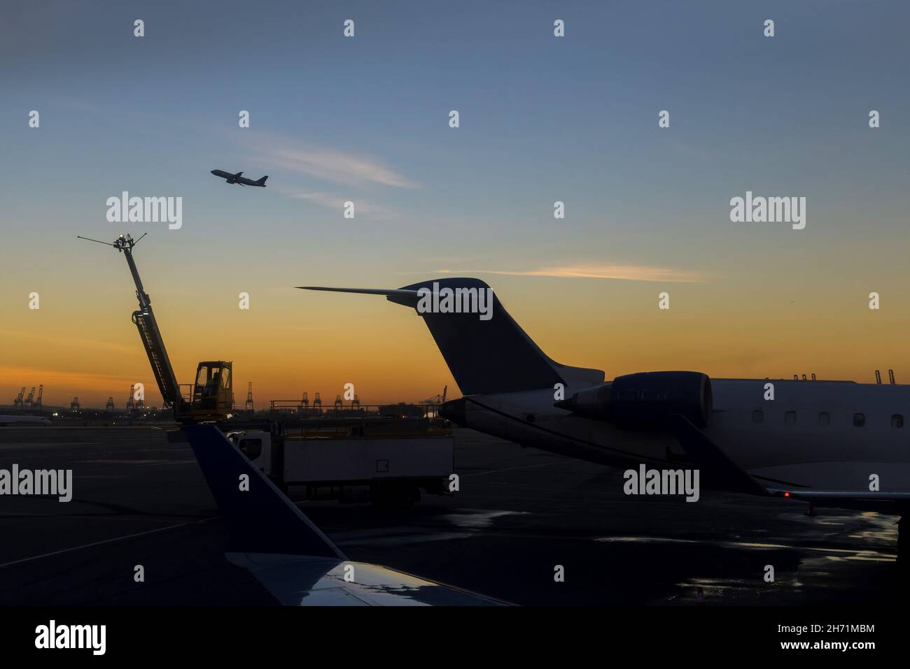 Aircraft preparation de icing before the flight Stock Photo - Alamy