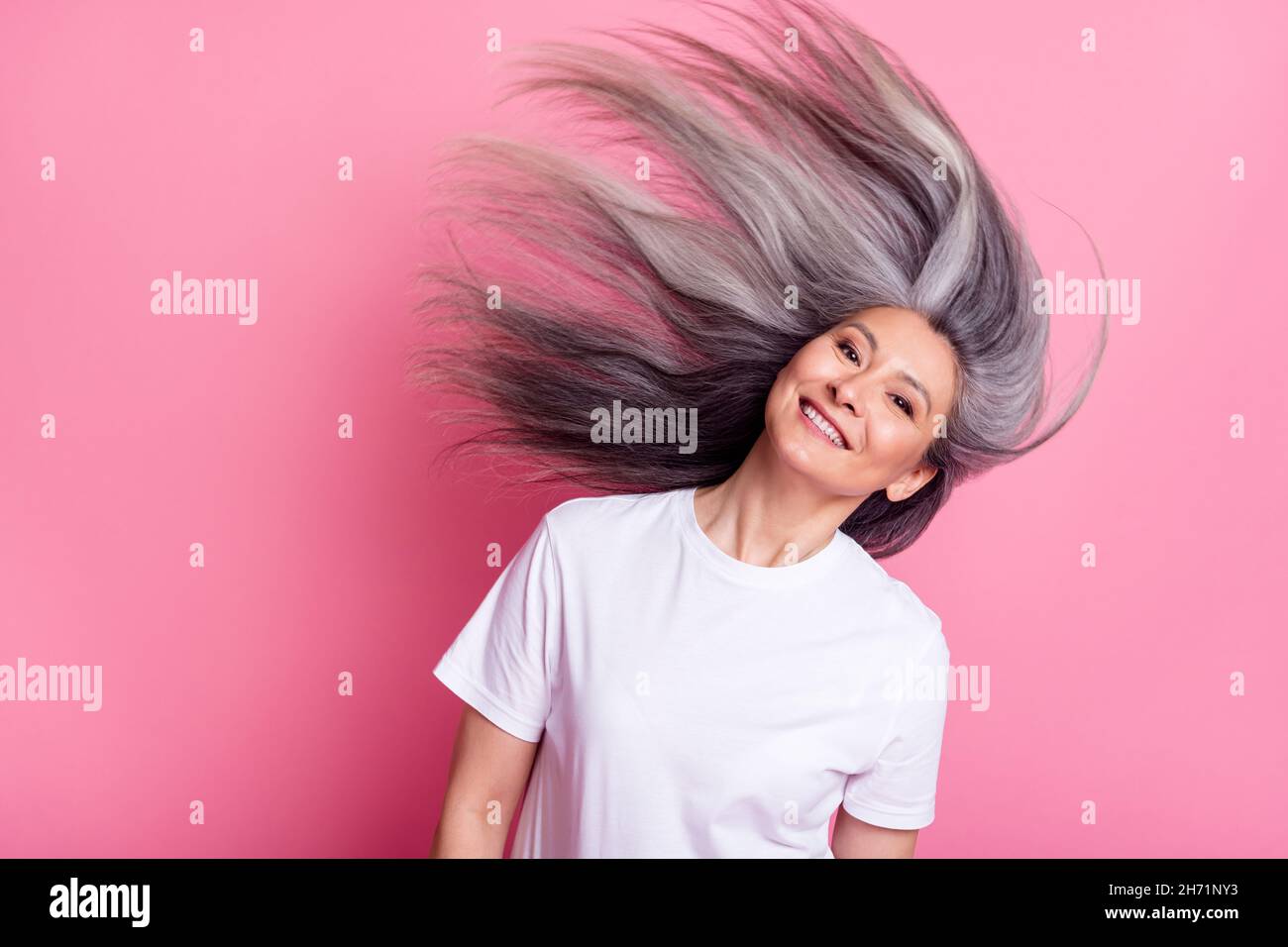 Photo portrait of elder woman smiling happy throwing long grey hair ...