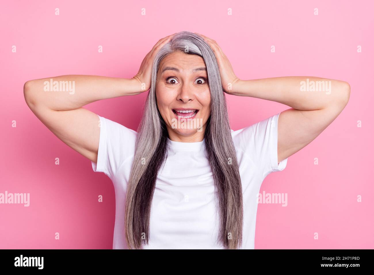 Photo portrait of grandmother with grey hair amazed touching head ...