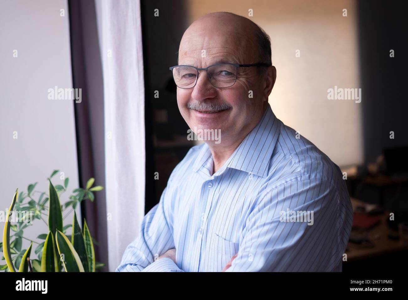 Old man looking camera window hi-res stock photography and images - Alamy