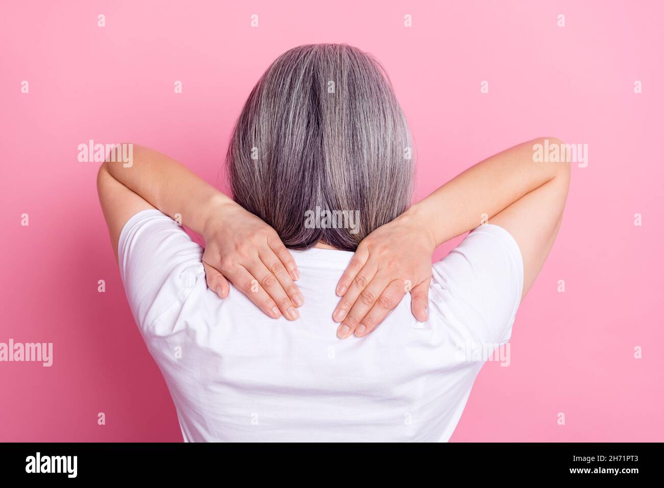 Back view photo portrait of senior woman touching shoulders got ...