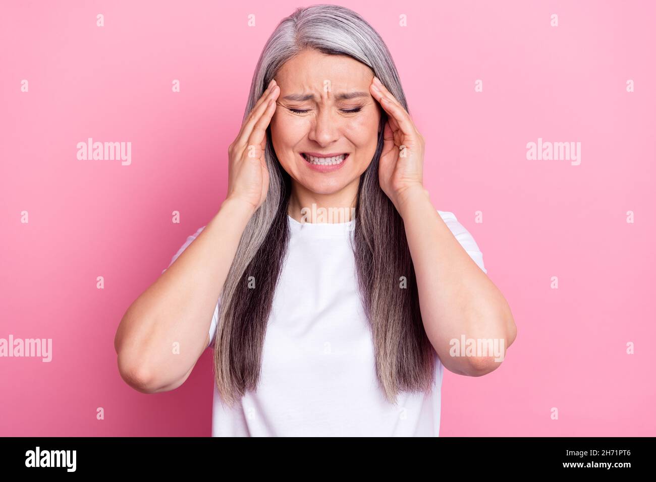 Photo portrait of senior woman with grey hair suffering from headache ...