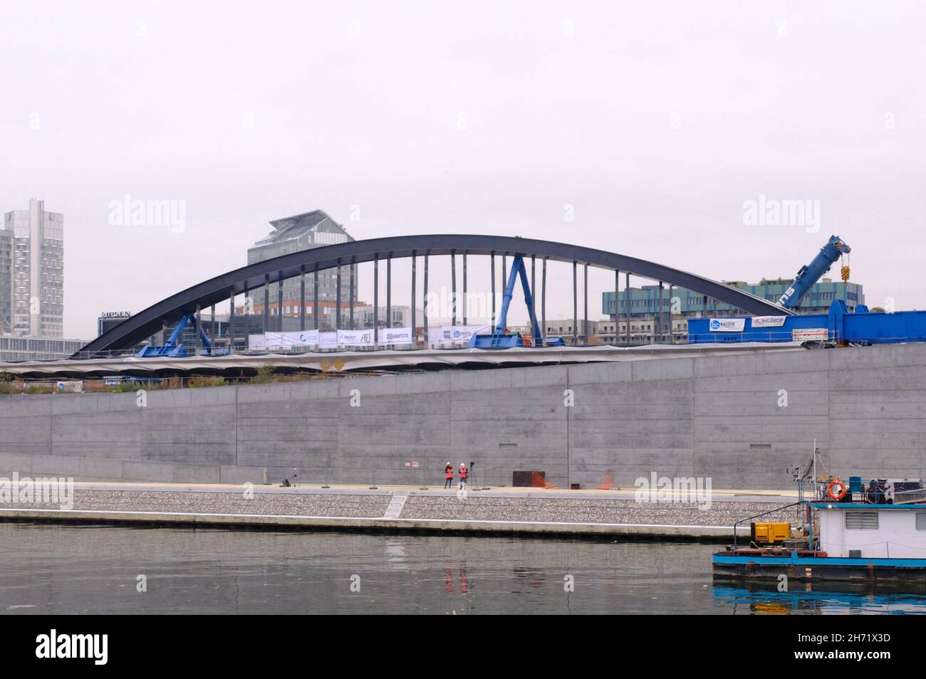 Boulogne Bilancourt, France. 19th Nov, 2021. Installation of the ...