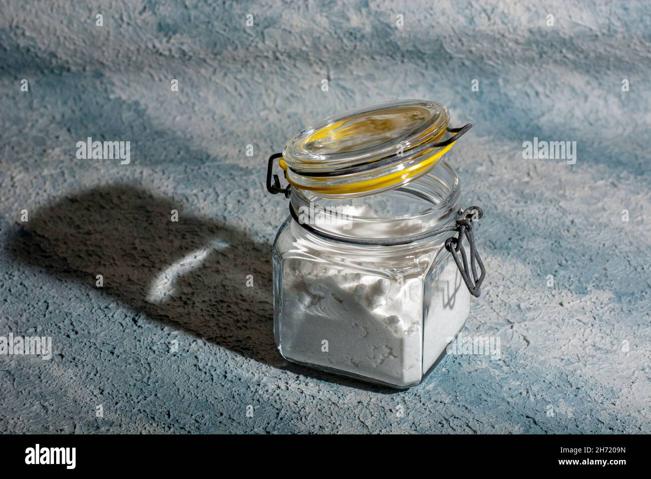 White and blue jar hi-res stock photography and images - Alamy
