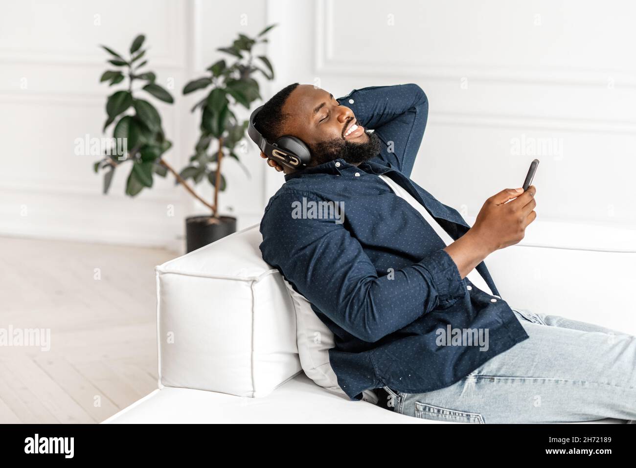 Friendly african american man resting hi-res stock photography and ...
