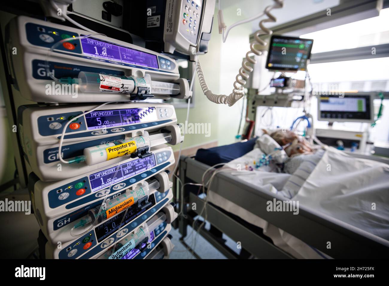 Gauting, Germany. 19th Nov, 2021. Numerous infusion devices can be seen ...