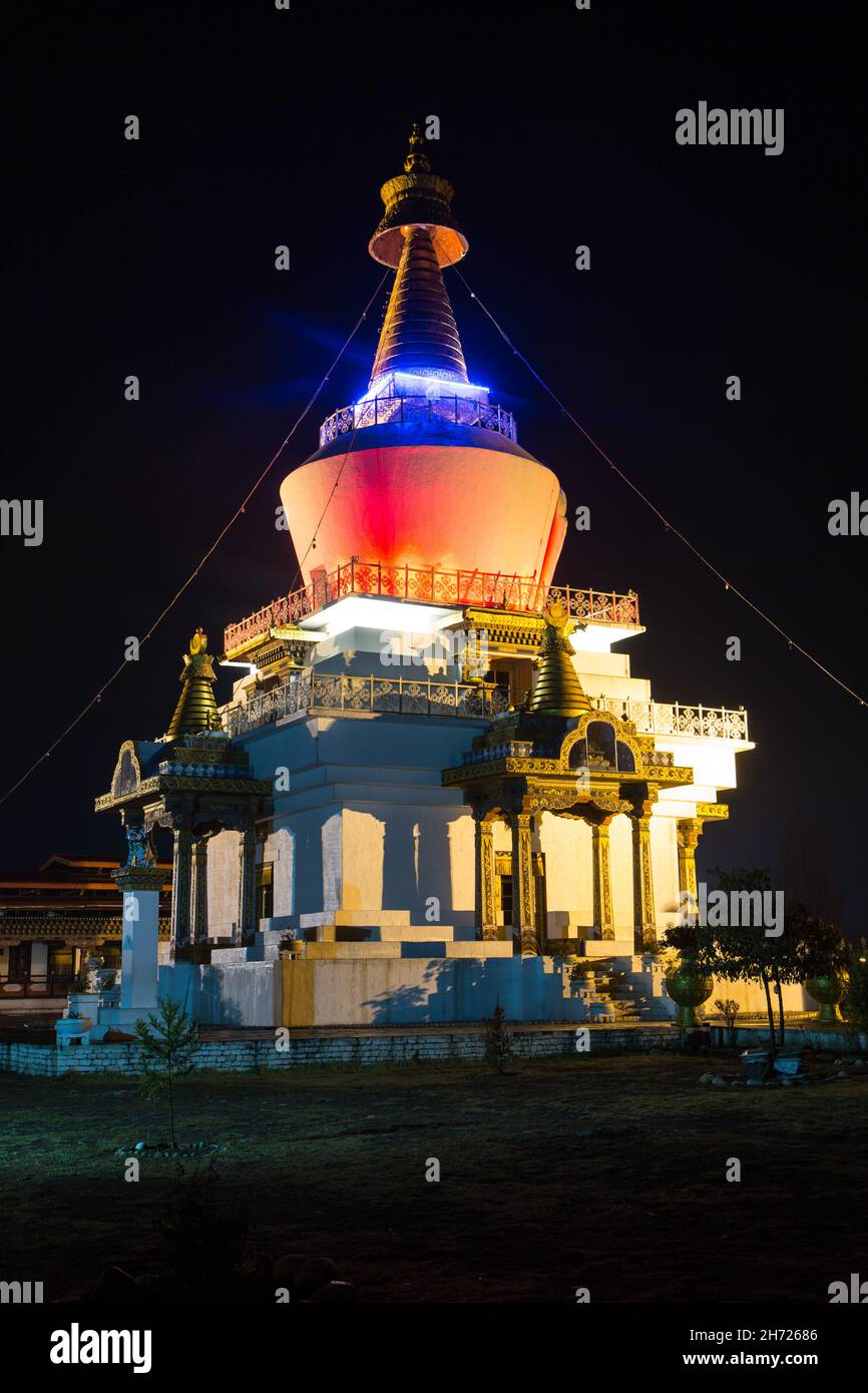 The Tibetan-style stupa of the National Memorial Chorten in Thimphu ...