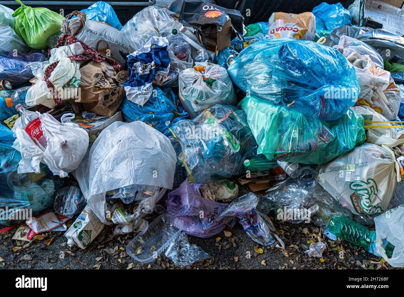 Uncollected garbage hi-res stock photography and images - Alamy
