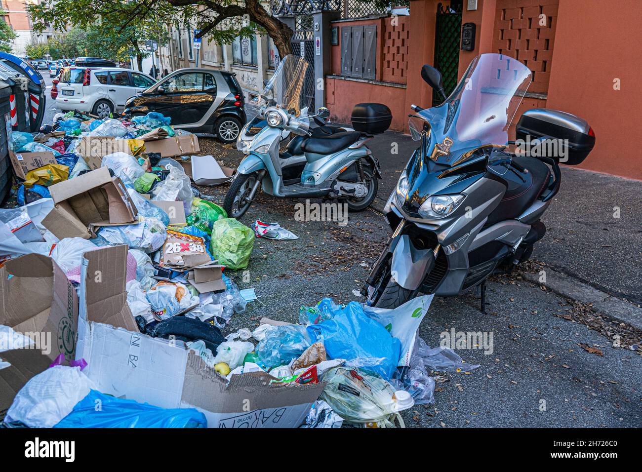 Uncollected garbage hi-res stock photography and images - Alamy