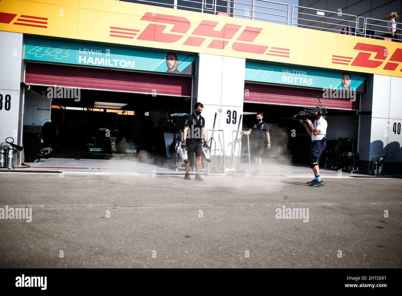 Mercedes AMG F1 GP, ambiance mechanic cleaning the dust in the pitlane ...