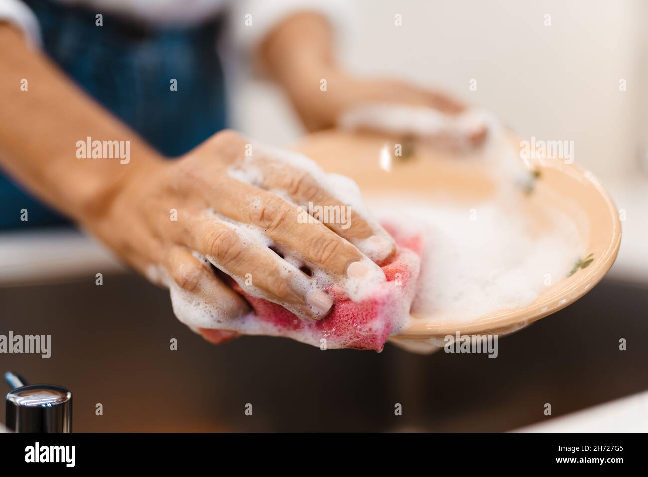 Washing plate hi-res stock photography and images - Alamy