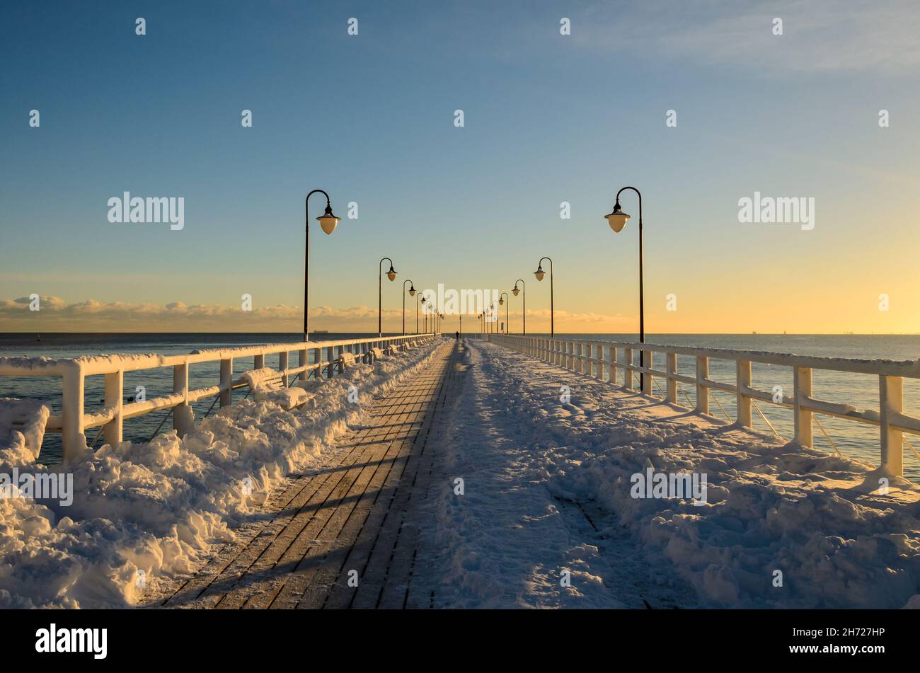Snow covered pier in Gdynia Orlowo. Winter landscape, Baltic Sea ...
