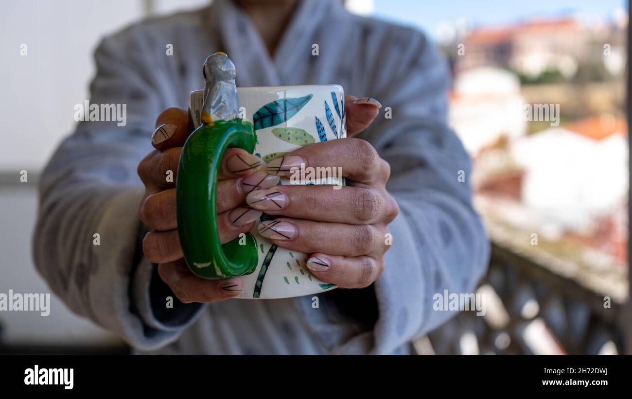 women's hands offer cup of coffee Stock Photo - Alamy