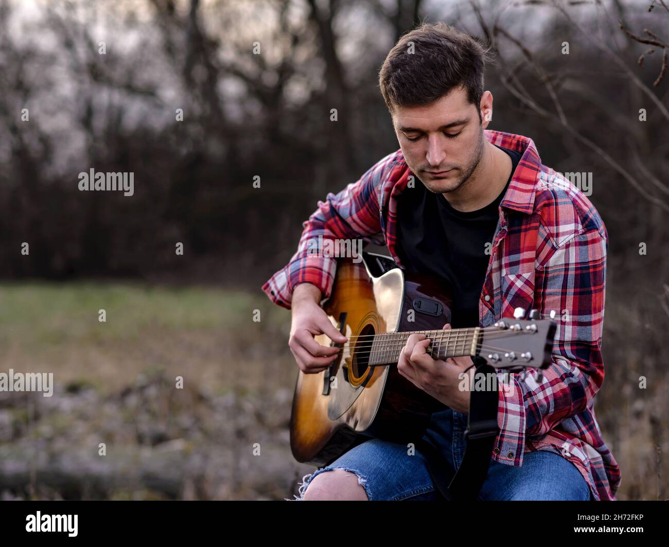Man guitar music performance hi-res stock photography and images - Alamy