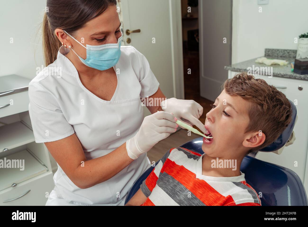 Person performs eye surgery clinic hi-res stock photography and images ...