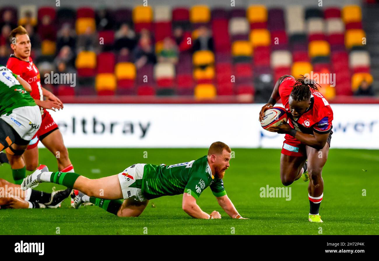 London, UK. 19th Nov, 2021. Romtimi Segun of Saracens slips a tackle ...