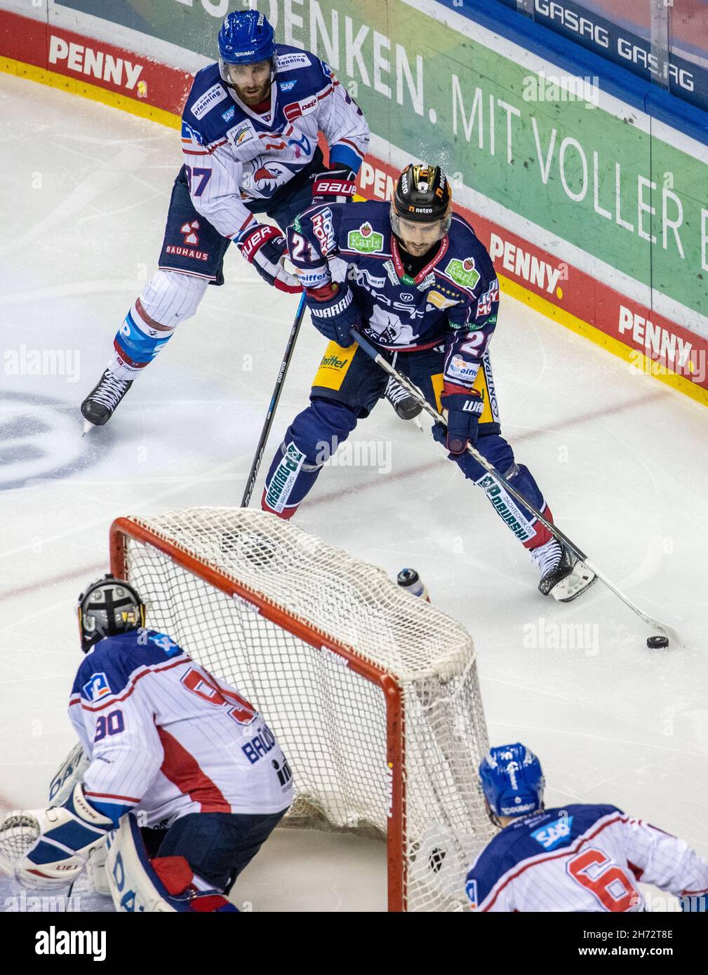 Berlin, Germany. 19th Nov, 2021. Ice hockey: DEL, Eisbären Berlin ...