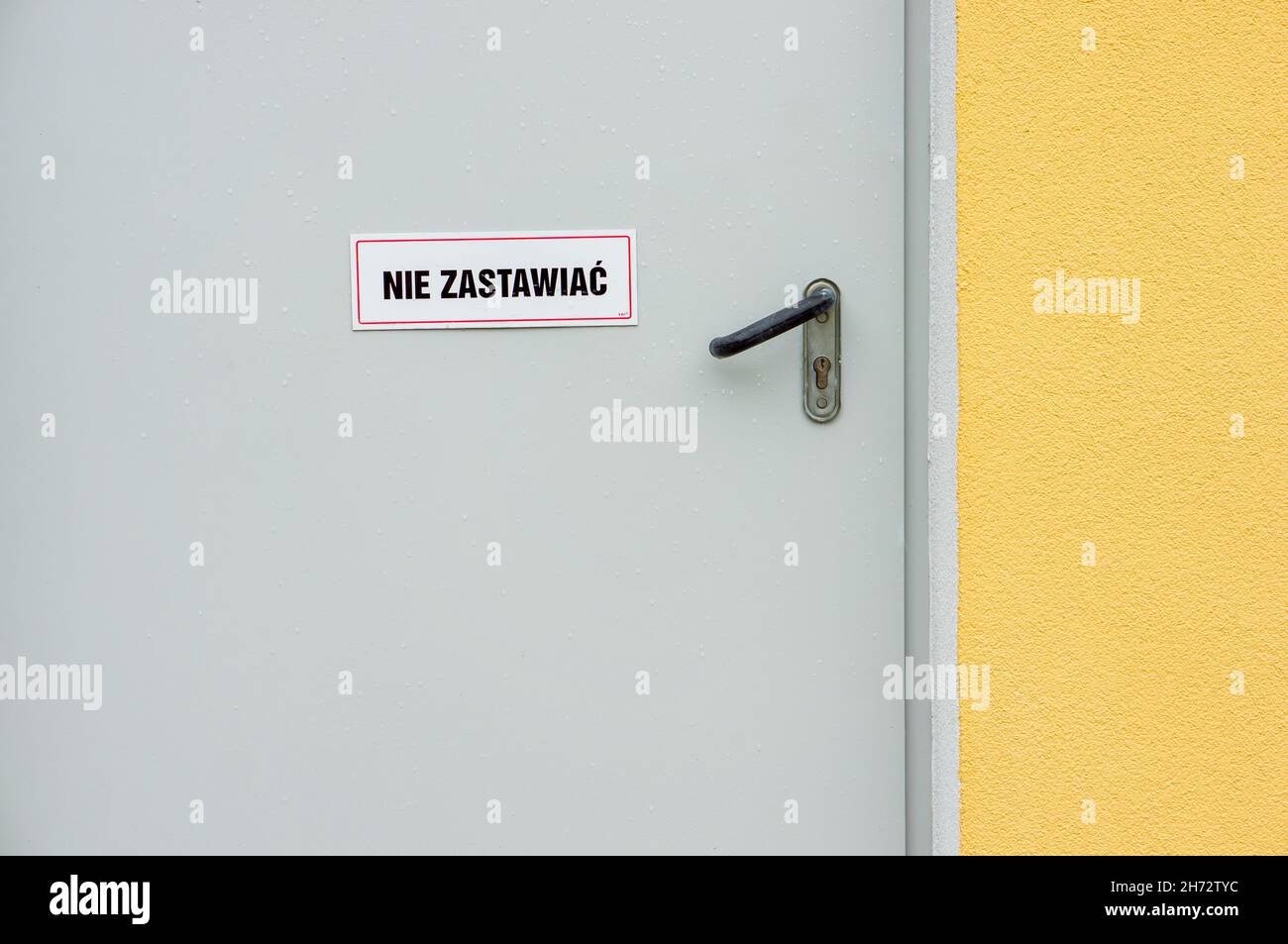 Do not pledge sign on a door Stock Photo - Alamy
