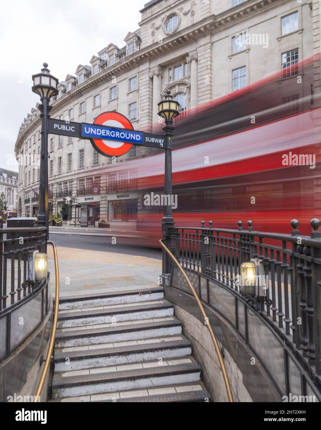 Bus at Piccadilly Circus Stock Photo - Alamy