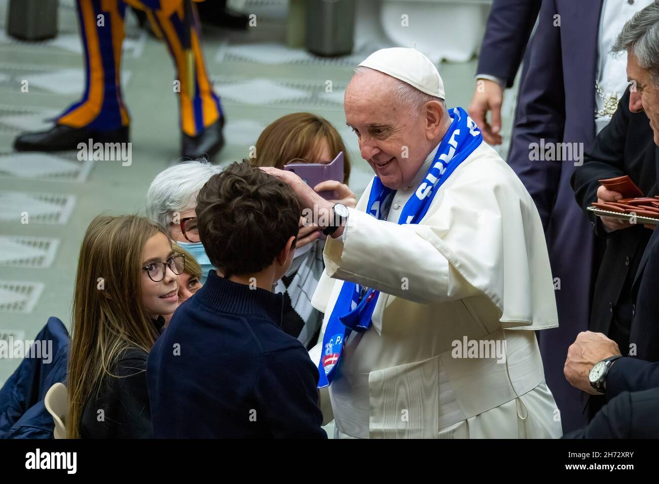 Pope Francis blesses a kid among faithful devotees during his ...
