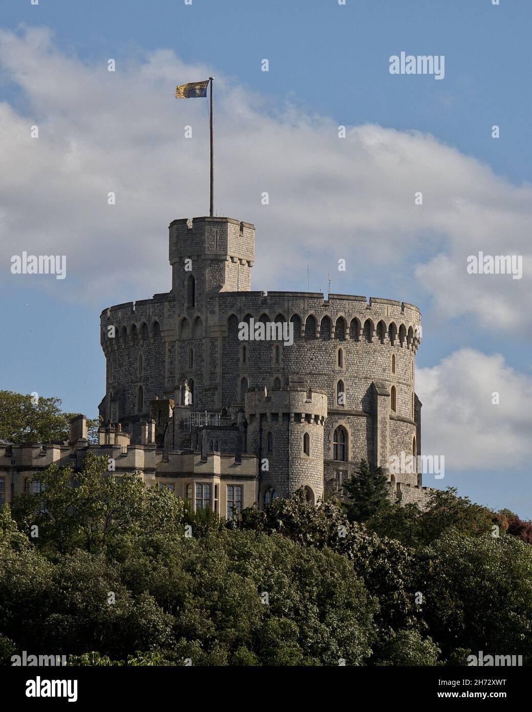 Windsor castle with royal standard hi-res stock photography and images ...