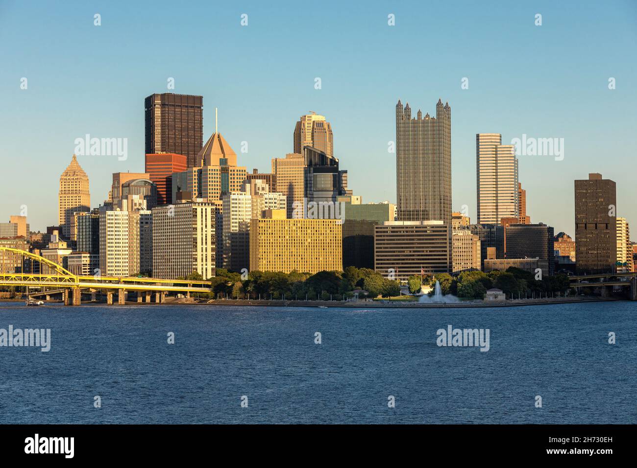 Pittsburgh and point street park hi-res stock photography and images ...